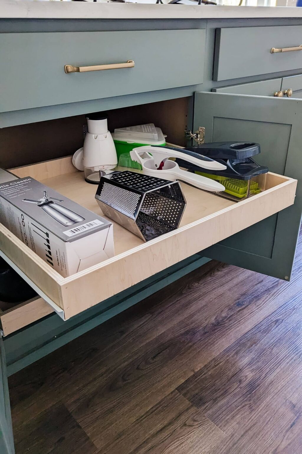 Easy Pull-Out Drawers for Kitchen Cabinets