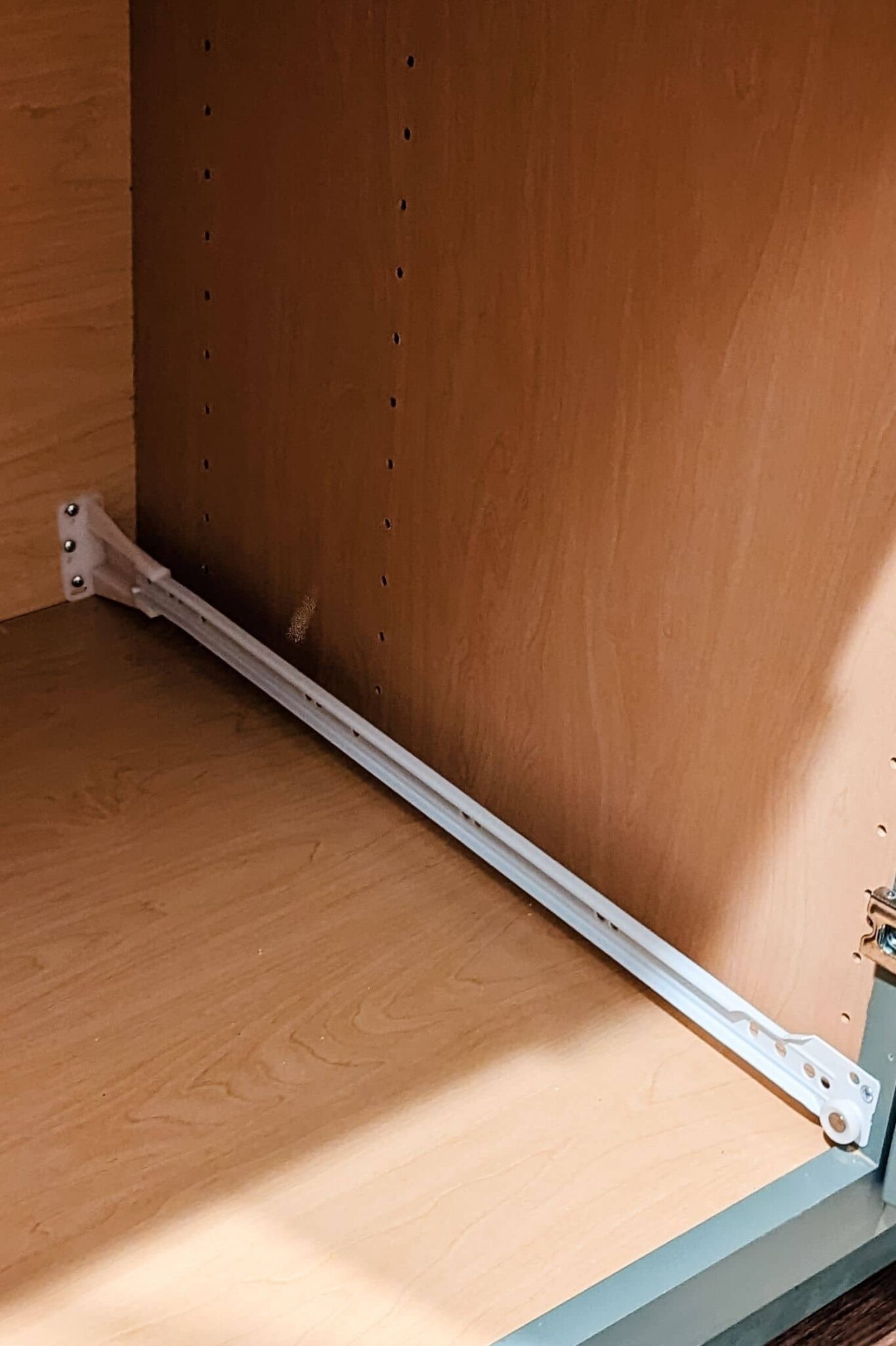 Easy Pull-Out Drawers for Kitchen Cabinets